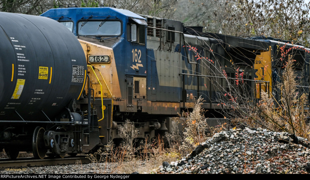 CSX 162 switching cars at the local yard